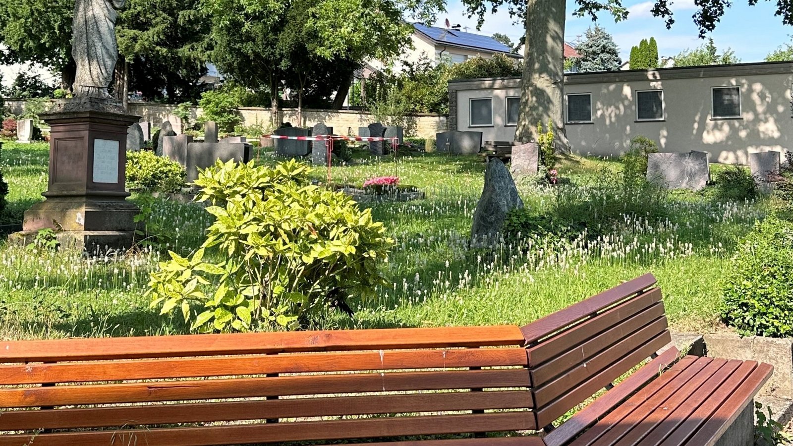 Auf dem Vaihinger Stadtfriedhof nehmen sich Trauerbegleiterinnen Zeit ...