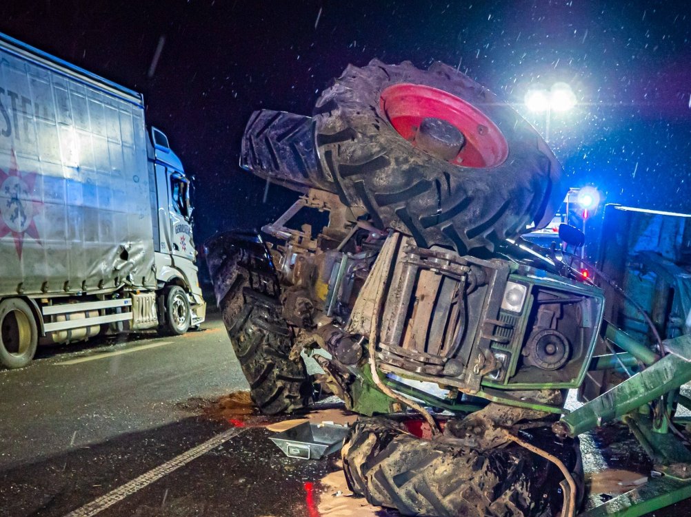 Lastwagen rammt Traktor