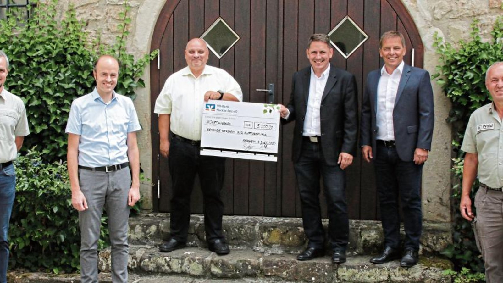 Spendenscheck für die Aufforstung