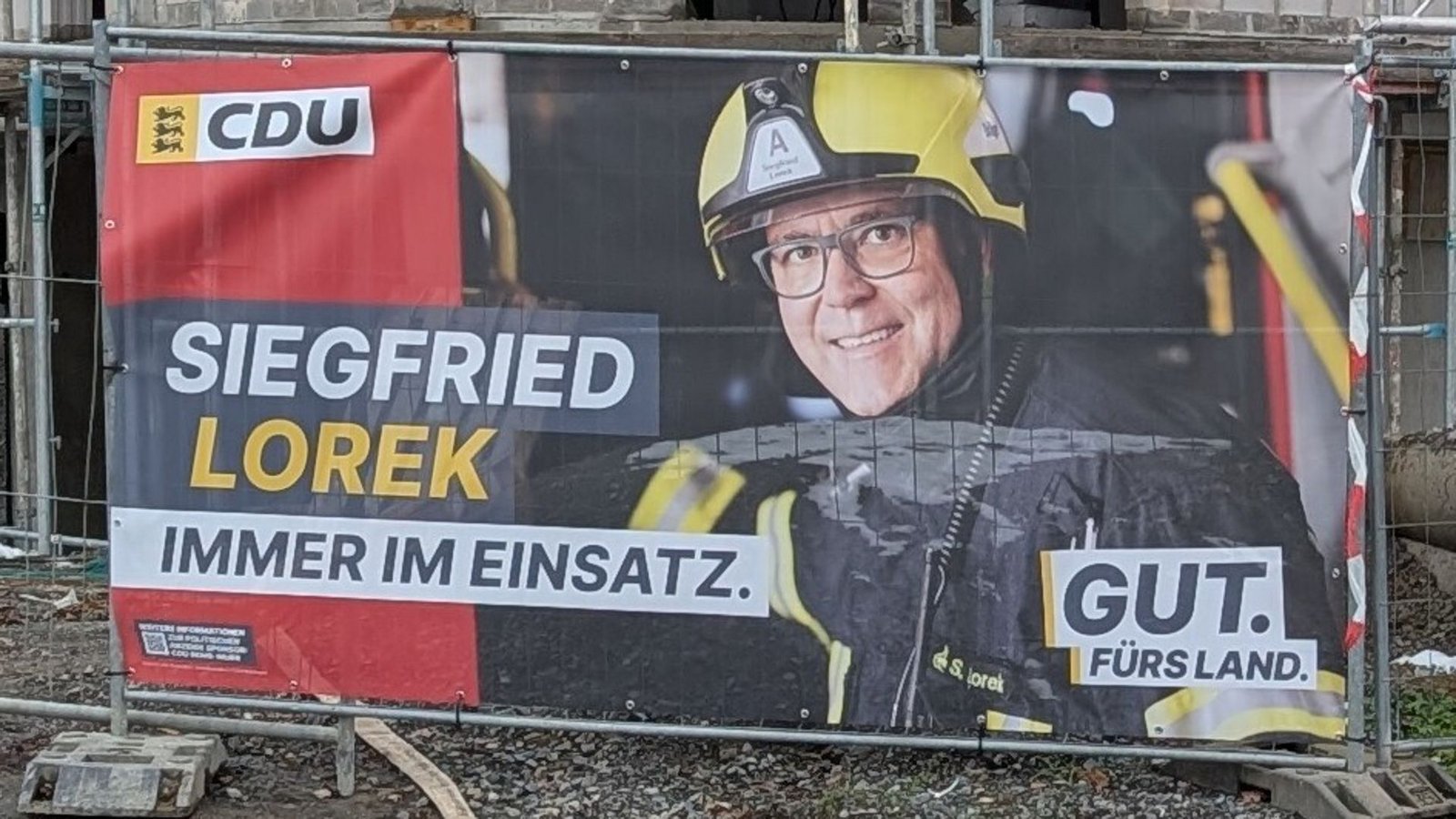 CDU-Staatssekretär Lorek wirbt in Feuerwehr-Uniform