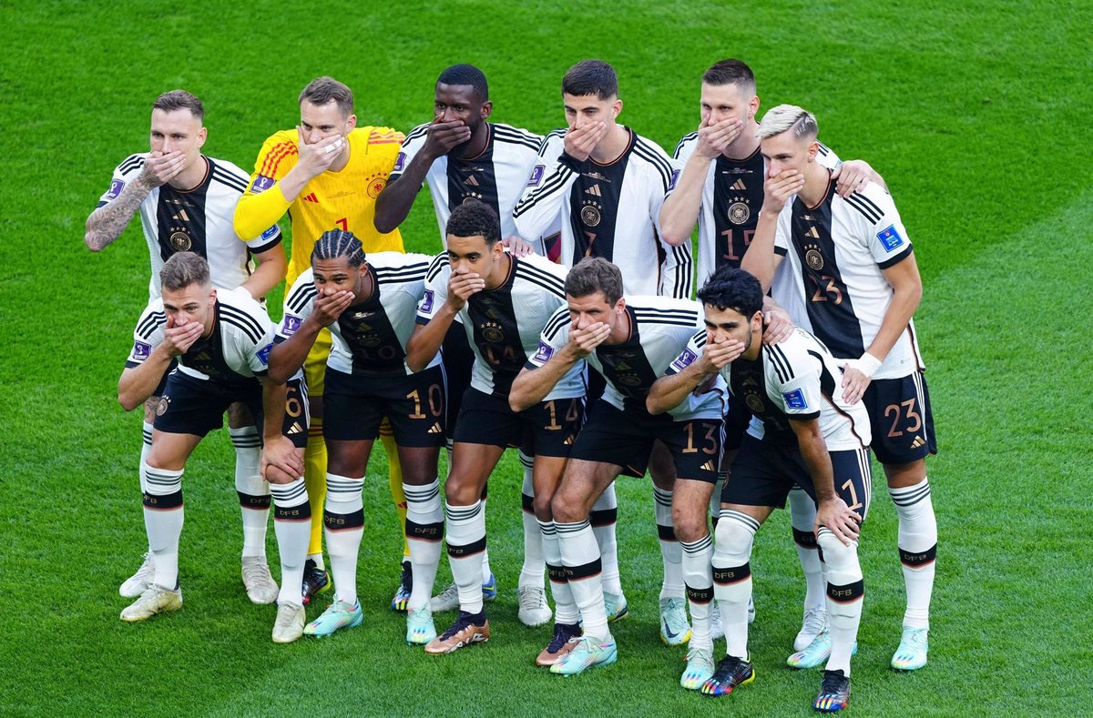 Regenbogen und Mund-Geste – DFB-Elf setzt Zeichen in Katar