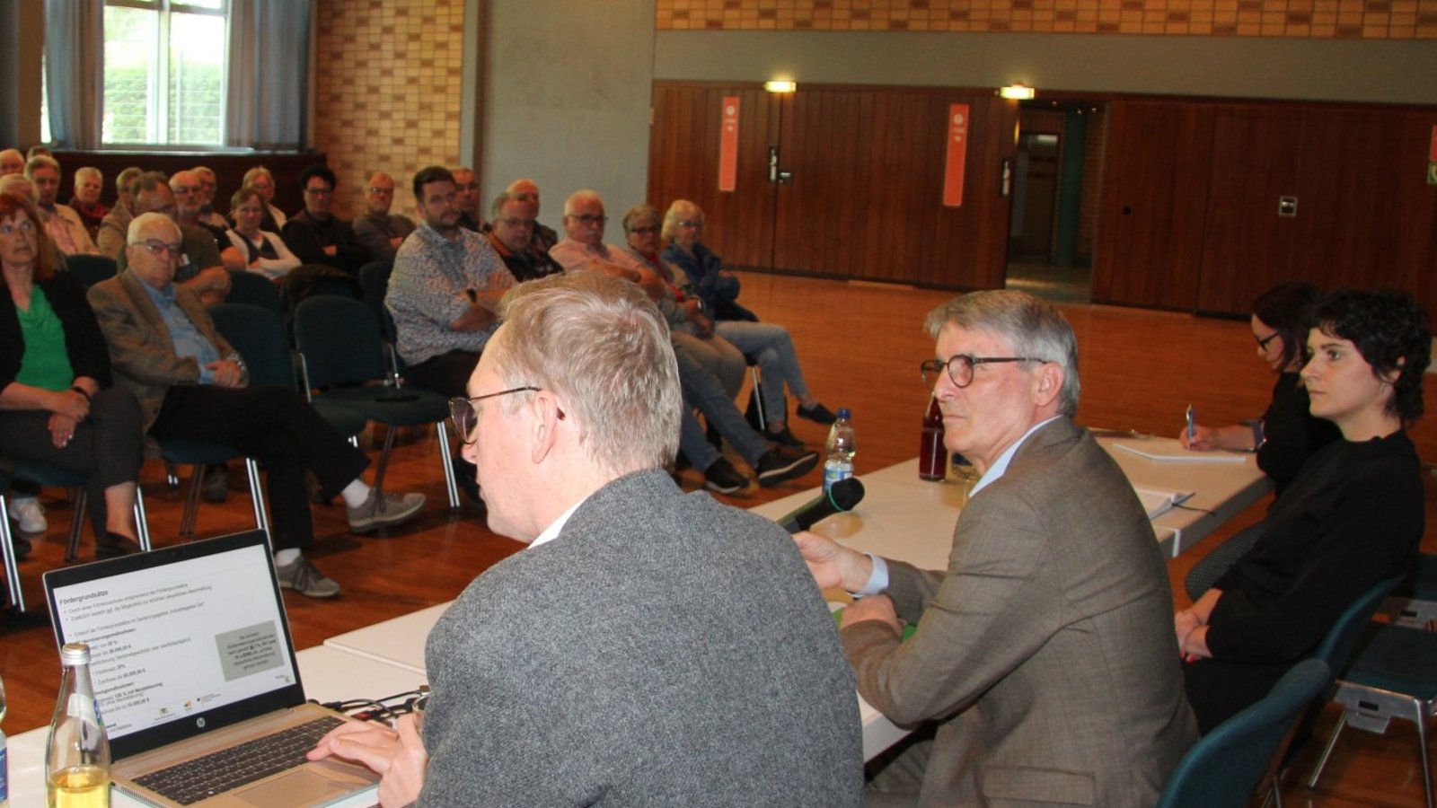 Angespannte Stimmung und viele Fragen bei der Einwohnerversammlung in ...