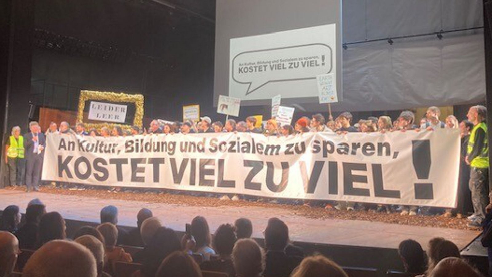 Auf „Hamlet“ folgt „Stoppt den Kahlschlag!“ – Protest auf offener Bühne