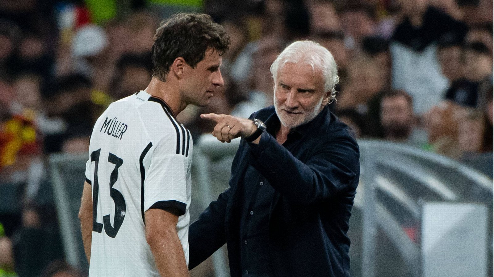 Wie Rudi Völler einen doppelten Kraftakt vollbringt