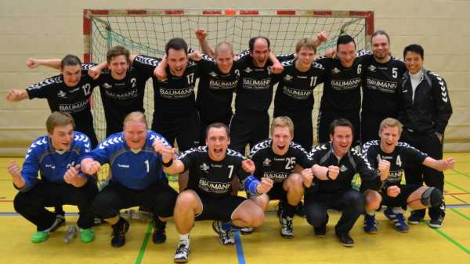 Sieger und Verlierer feiern gemeinsam Aufstieg in die Landesliga