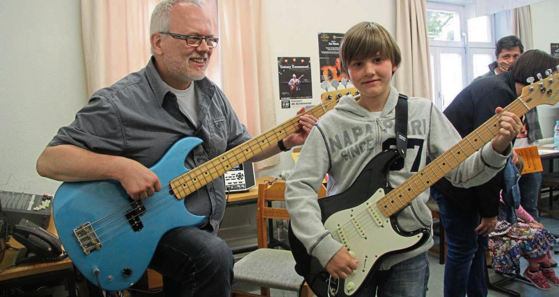 Schüler entdecken Musikinstrumente