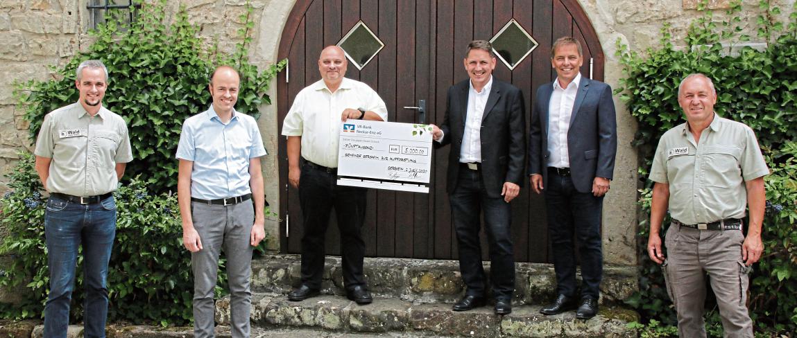 Spendenscheck für die Aufforstung