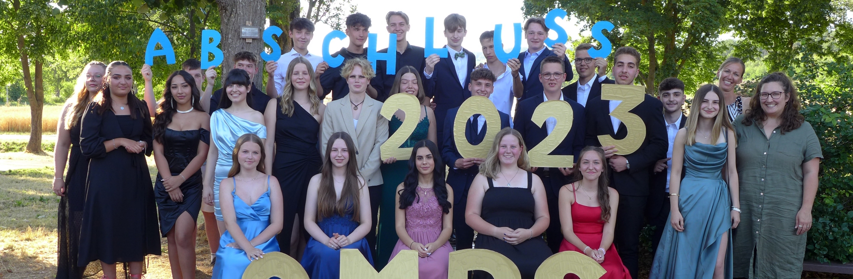 Durch den Sonnenblumenbogen zum Abschluss