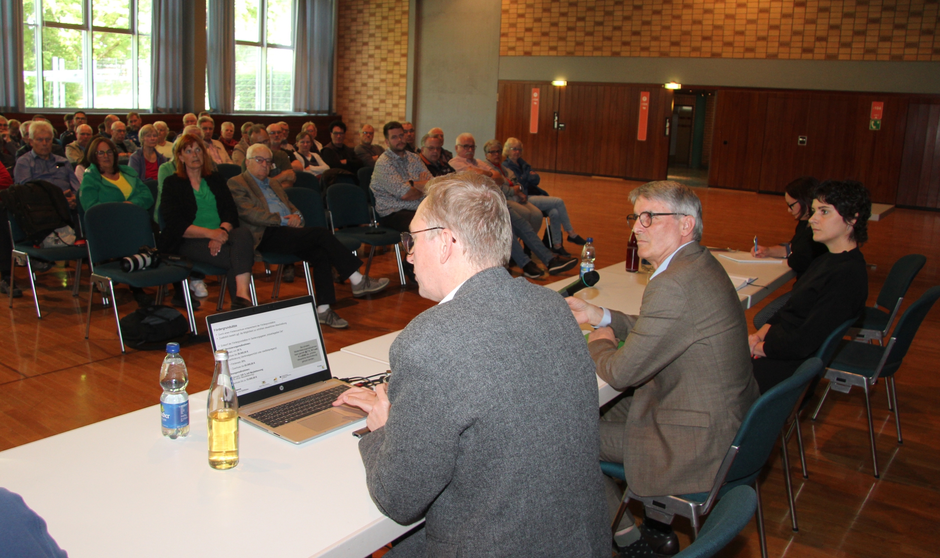 Angespannte Stimmung und viele Fragen bei der Einwohnerversammlung in ...