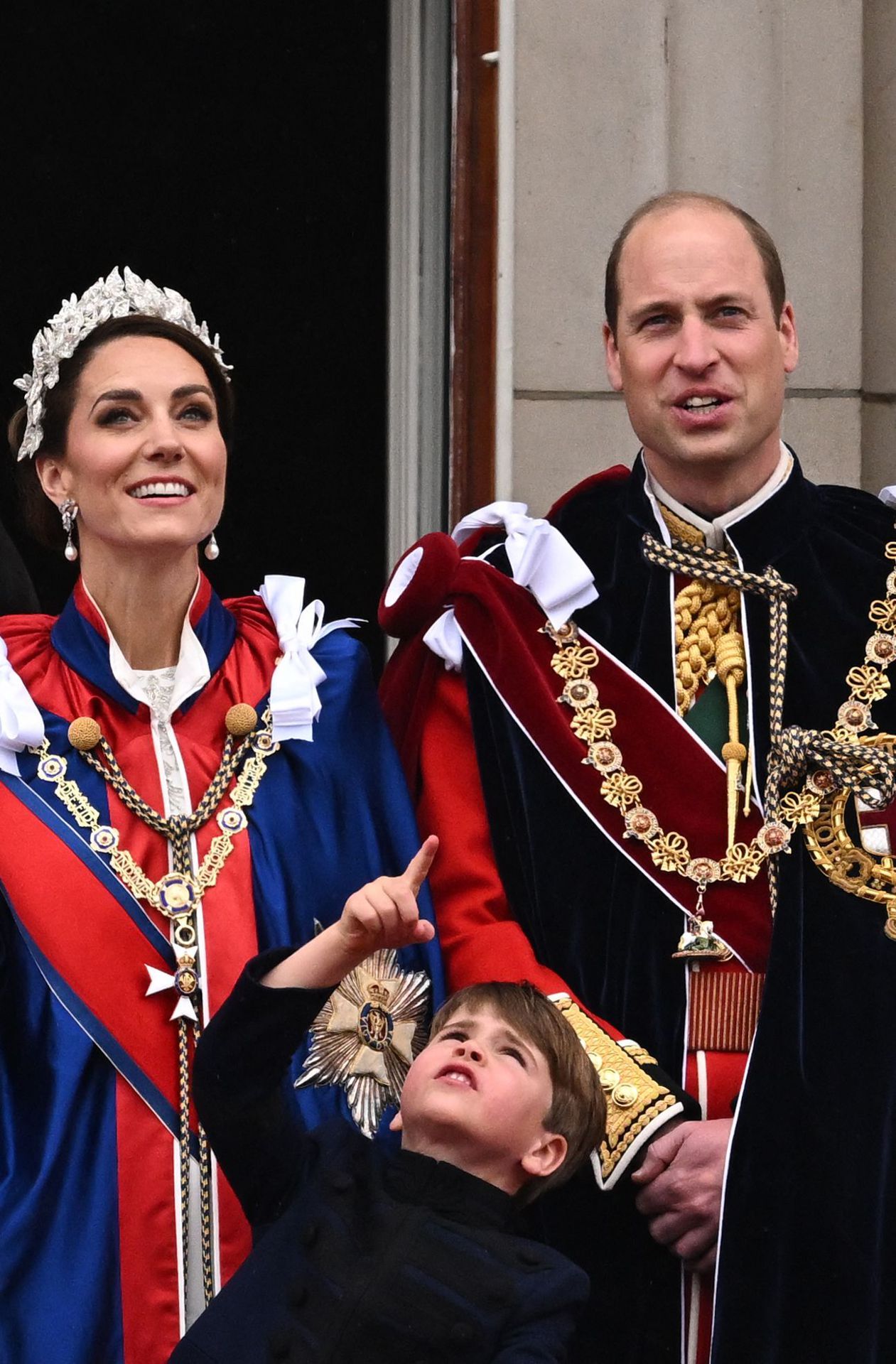 König Charles III. winkt mit Familie vom Balkon