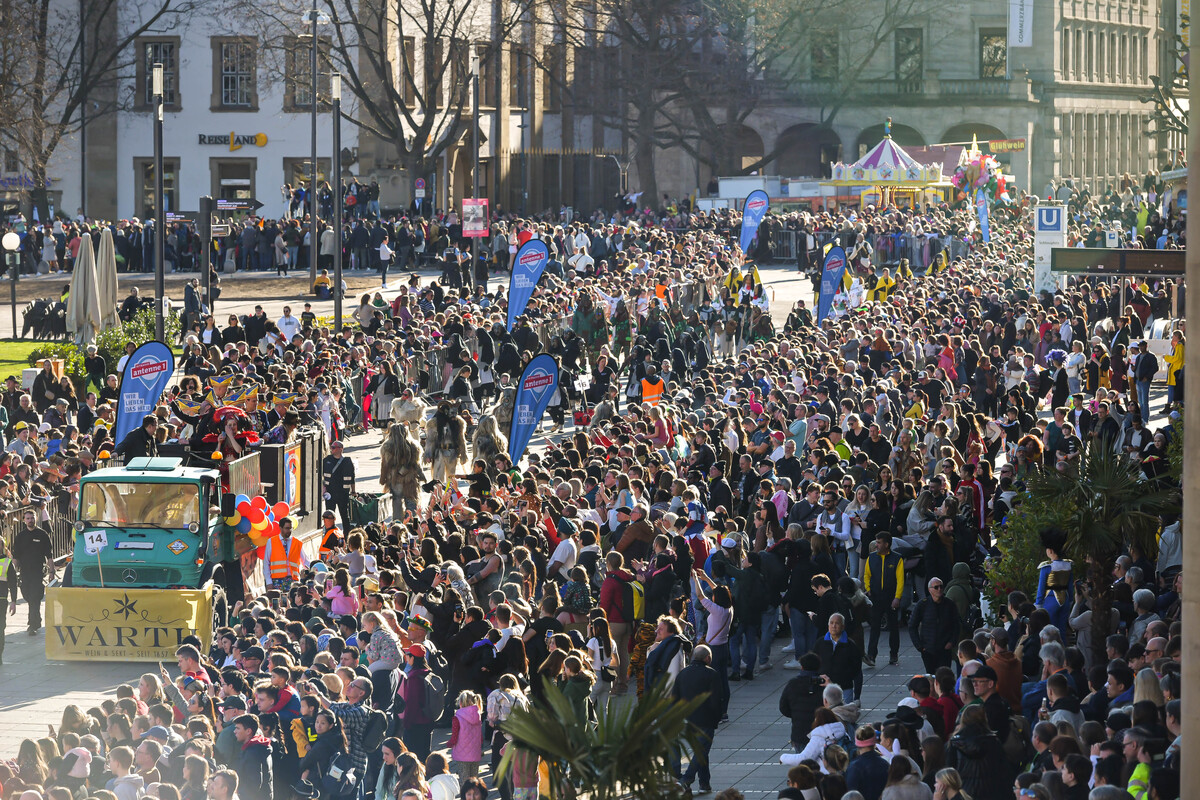 Der Umzug schlängelt sich durch die Innenstadt