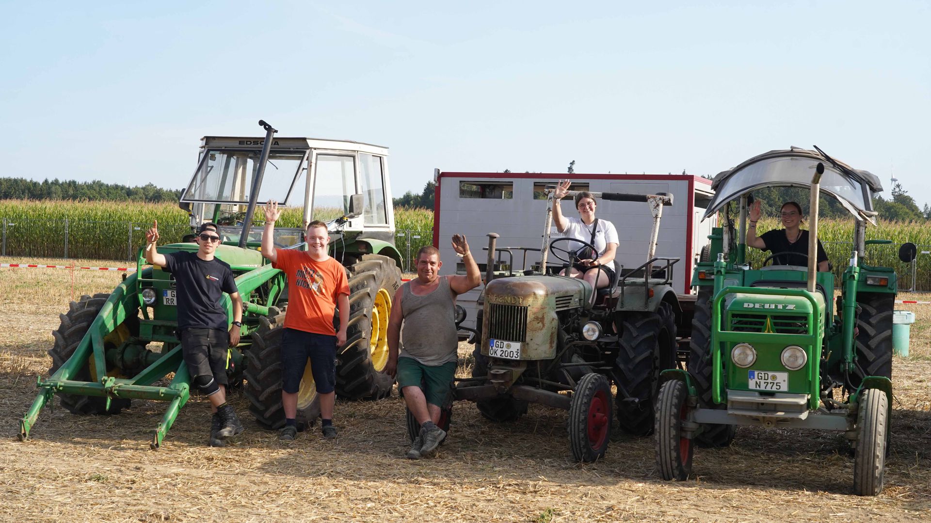 Panzer- und Oldtimer-Fans feiern bei bestem Wetter