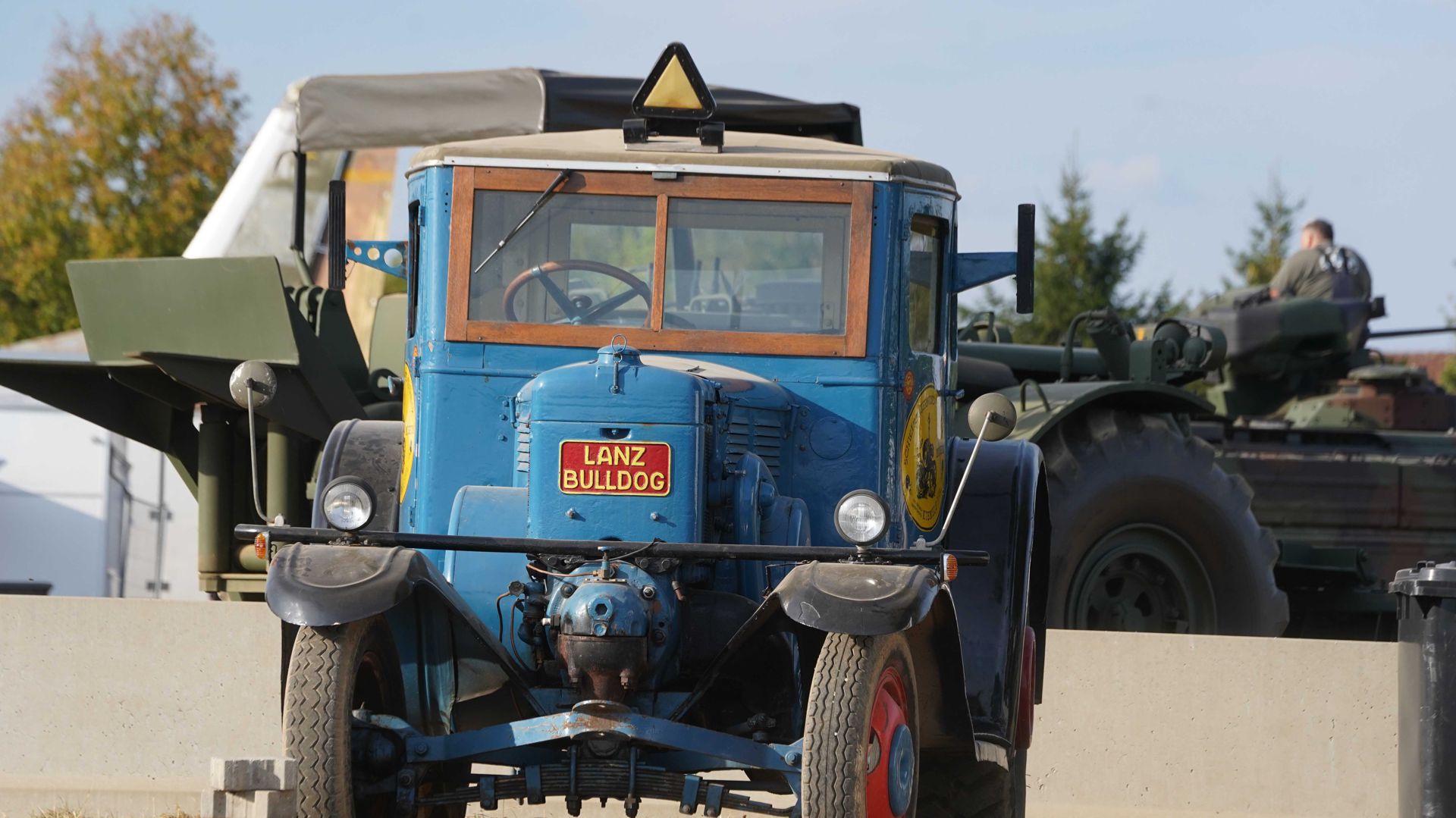 Panzer- und Oldtimer-Fans feiern bei bestem Wetter