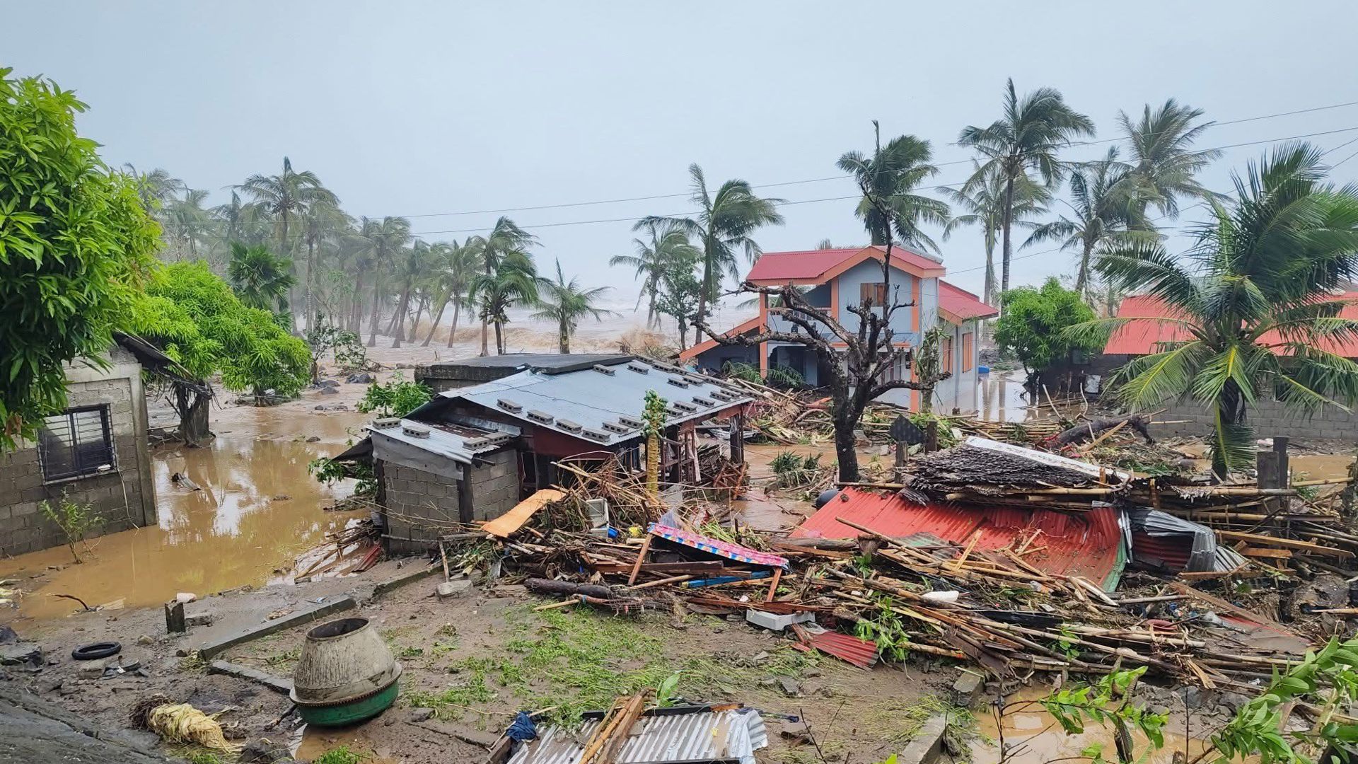 Starkregen und Sturmböen – Taifun „Fung-Wong“ wütet auf den Philippinen