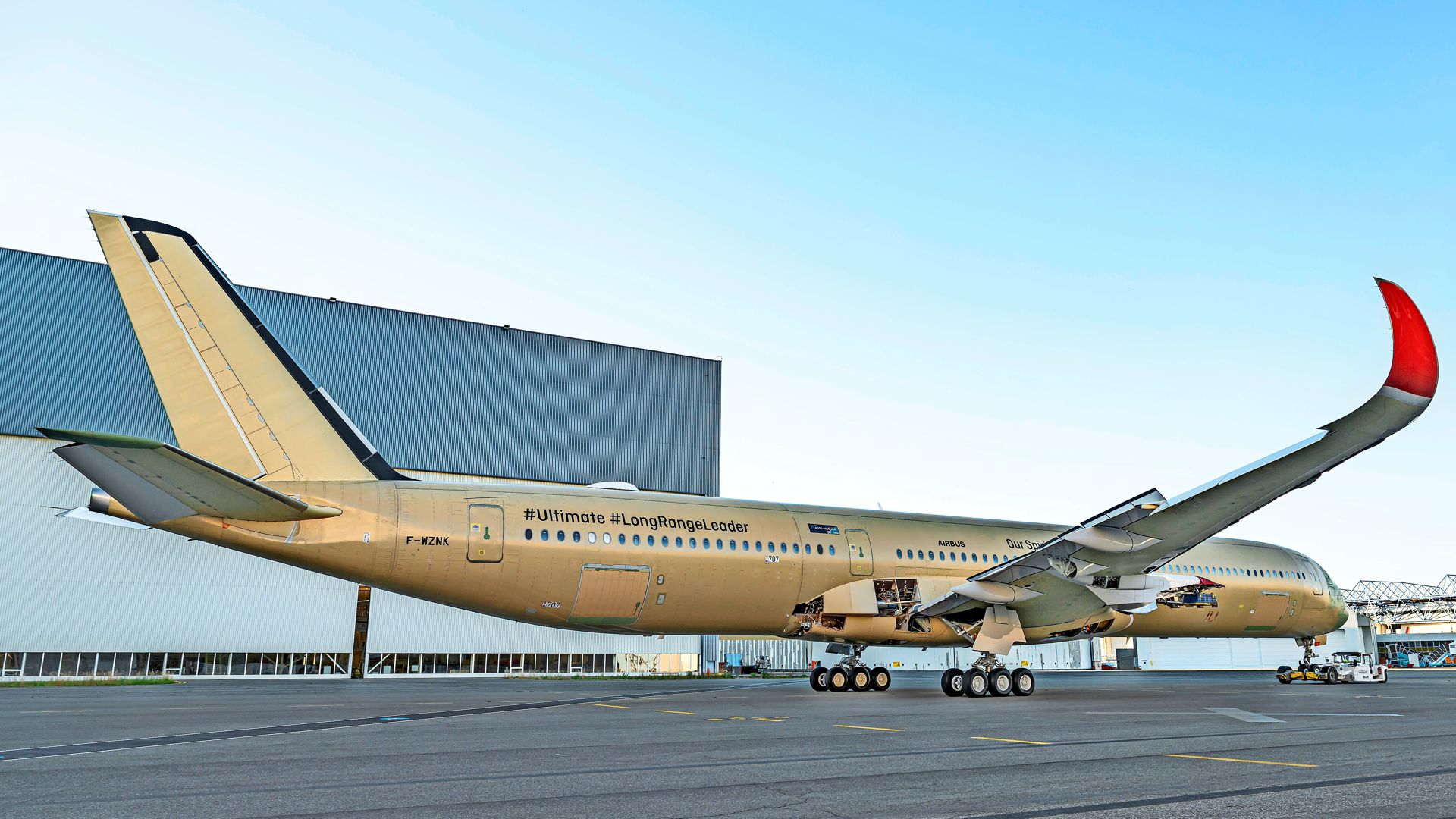 Ein Flieger lässt die Weltkarte schrumpfen